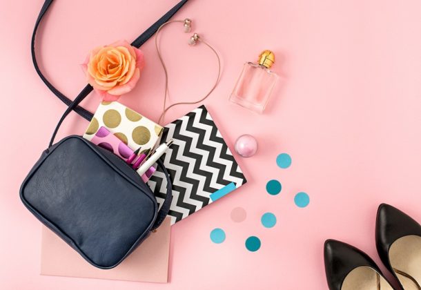 9 Strangest Things Celebrities Carry In Their Purse! – Posthood